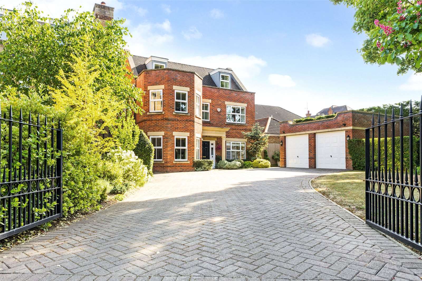 Houses for sale in Farnham Common, Buckinghamshire | Savills