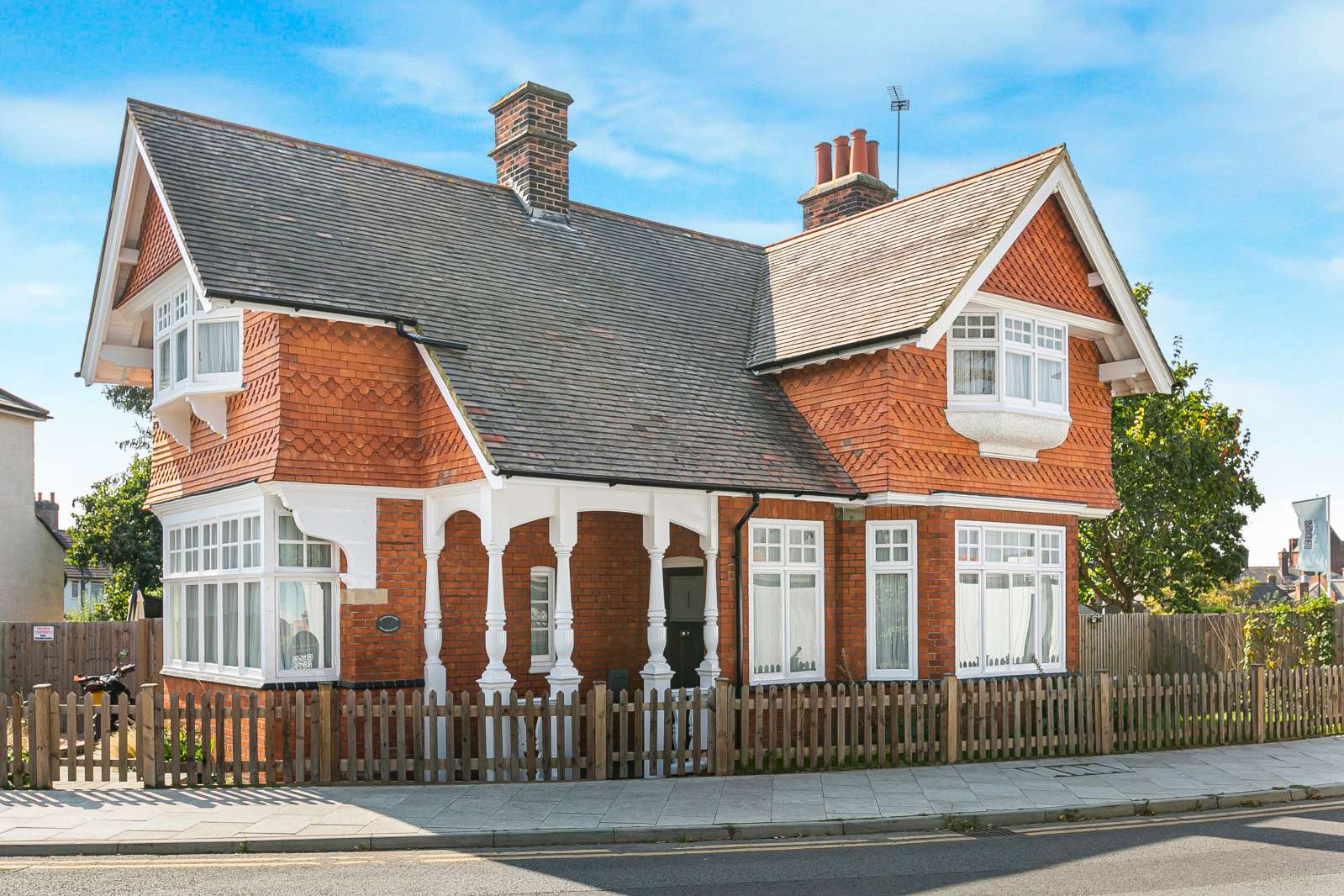 Three bedroom houses for sale in Tooting Graveney, London | Savills