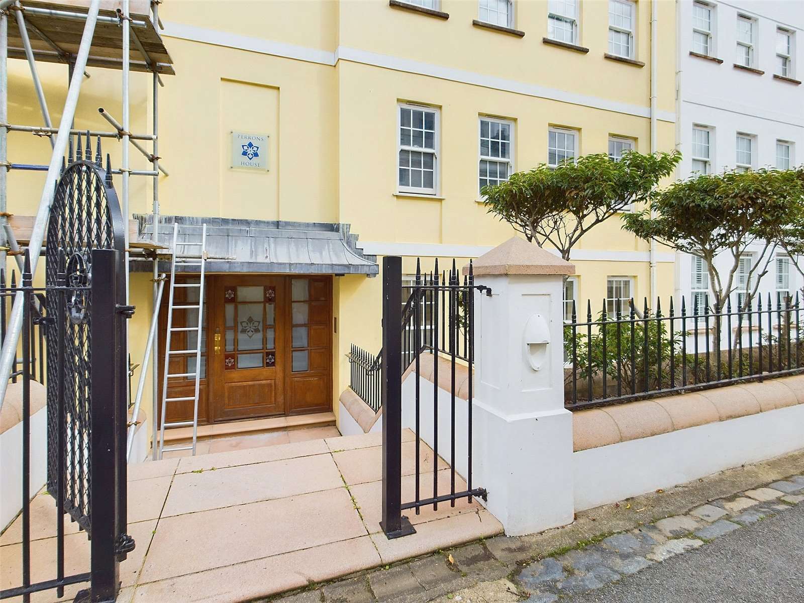 Apartment 4 Perrons House, Royal Gardens, Bosq Lane, St Peter Port, GY1 ...