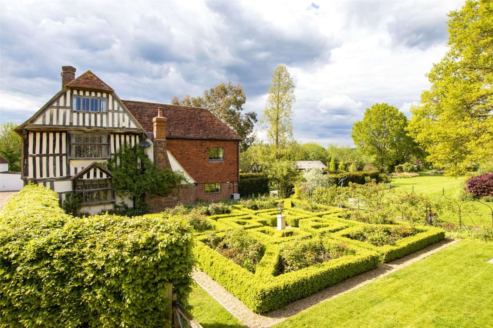 Savills | Eigentum zur Verkaufen in Sandling, Kent, England