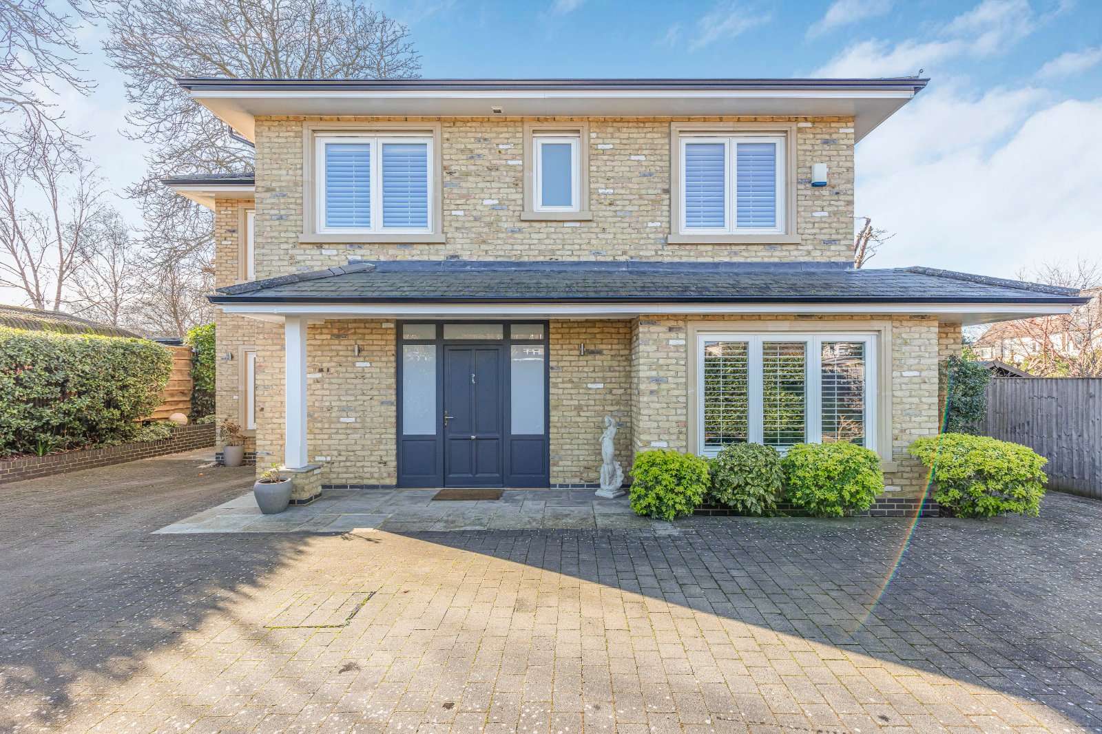 Munster Road, Teddington, Middlesex, TW11 9LW | Ejendom til salgs | Savills